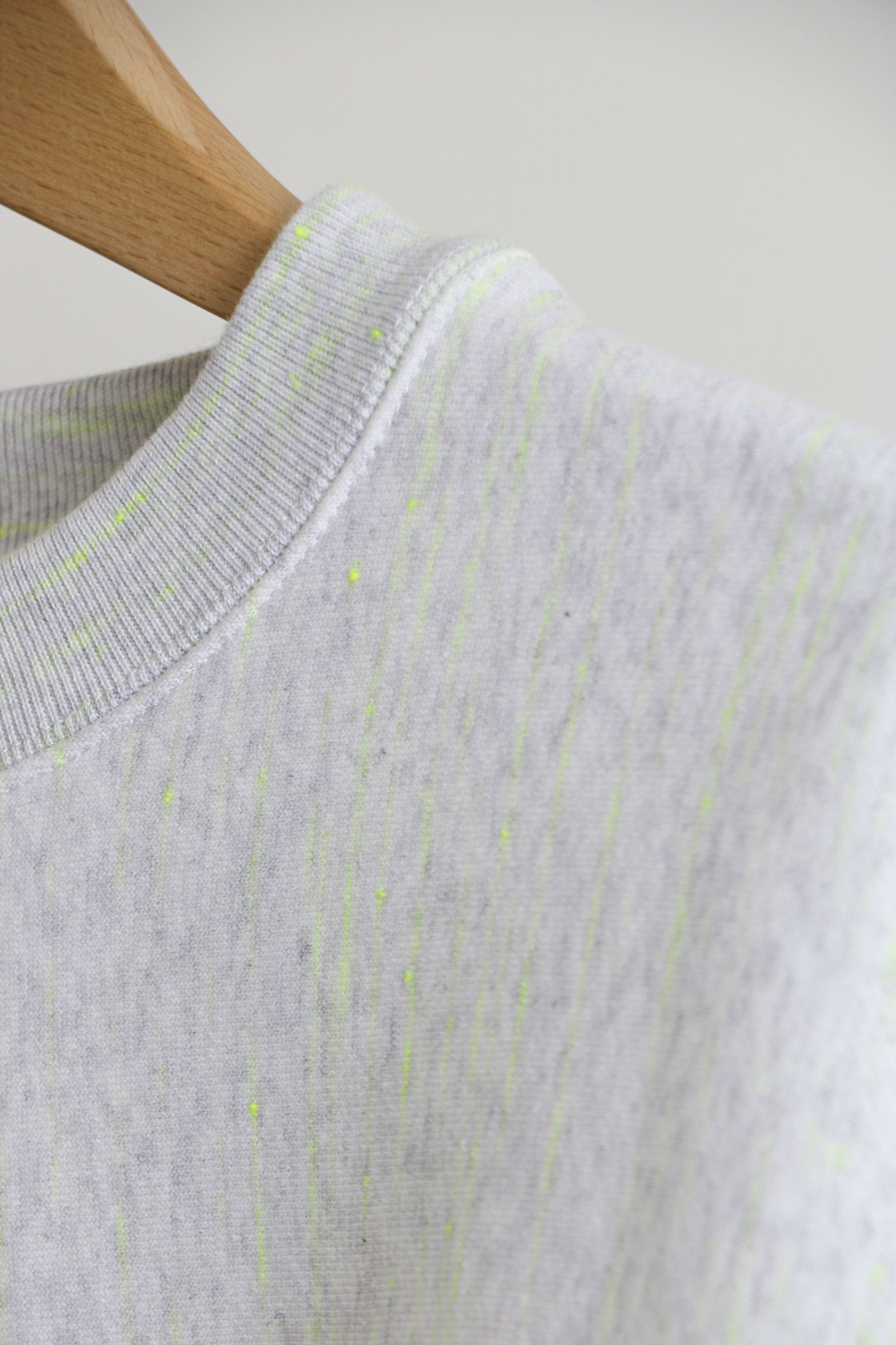 mocT - mocT NEON SCRIPT HEAVY FLEECE CREW NECK P/O White mocT - mocT NEON SCRIPT HEAVY FLEECE CREW NECK P/O White