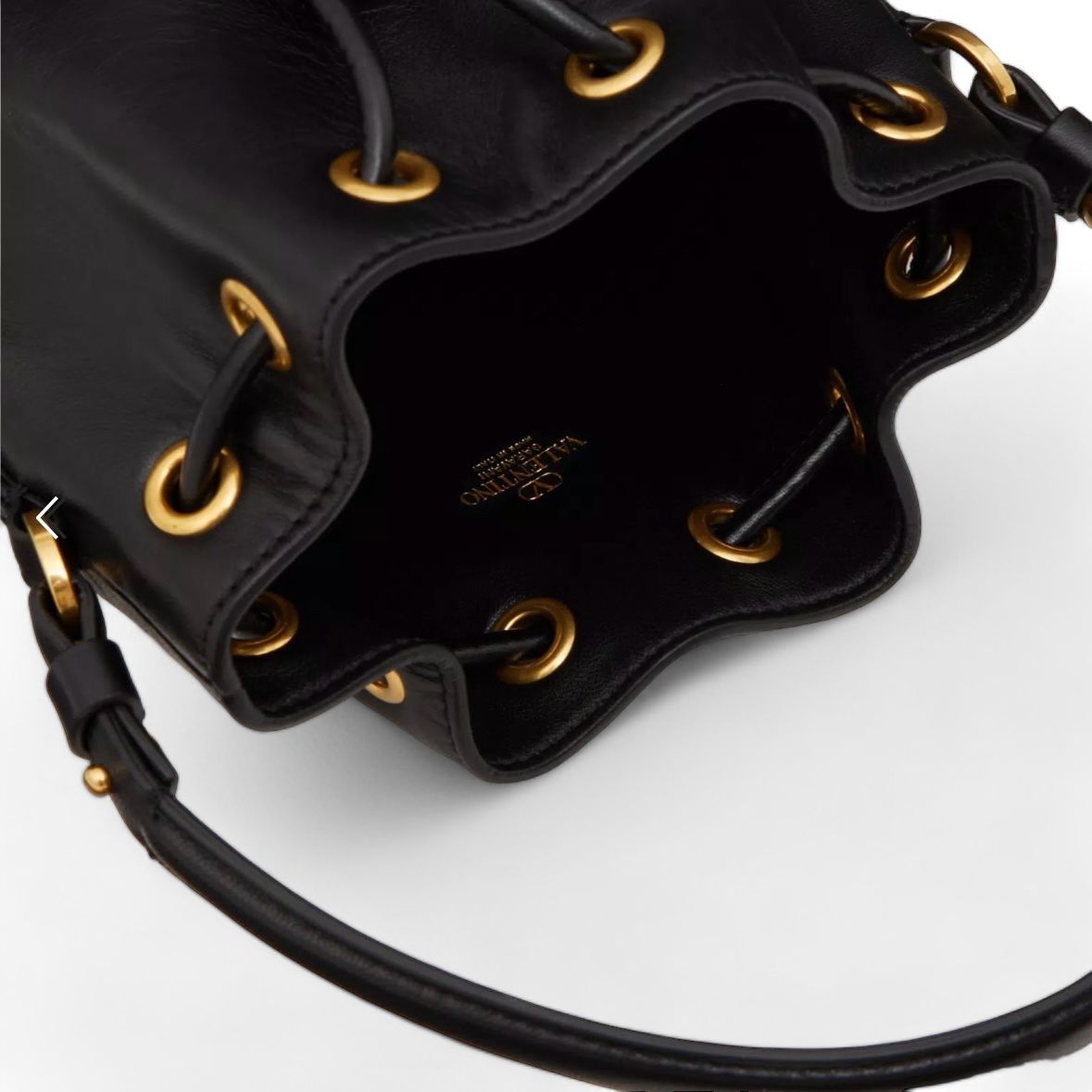 VALENTINO - Vロゴシグネチャー ナッパレザー ミニ バケット VALENTINO - Vロゴシグネチャー ナッパレザー ミニ バケット