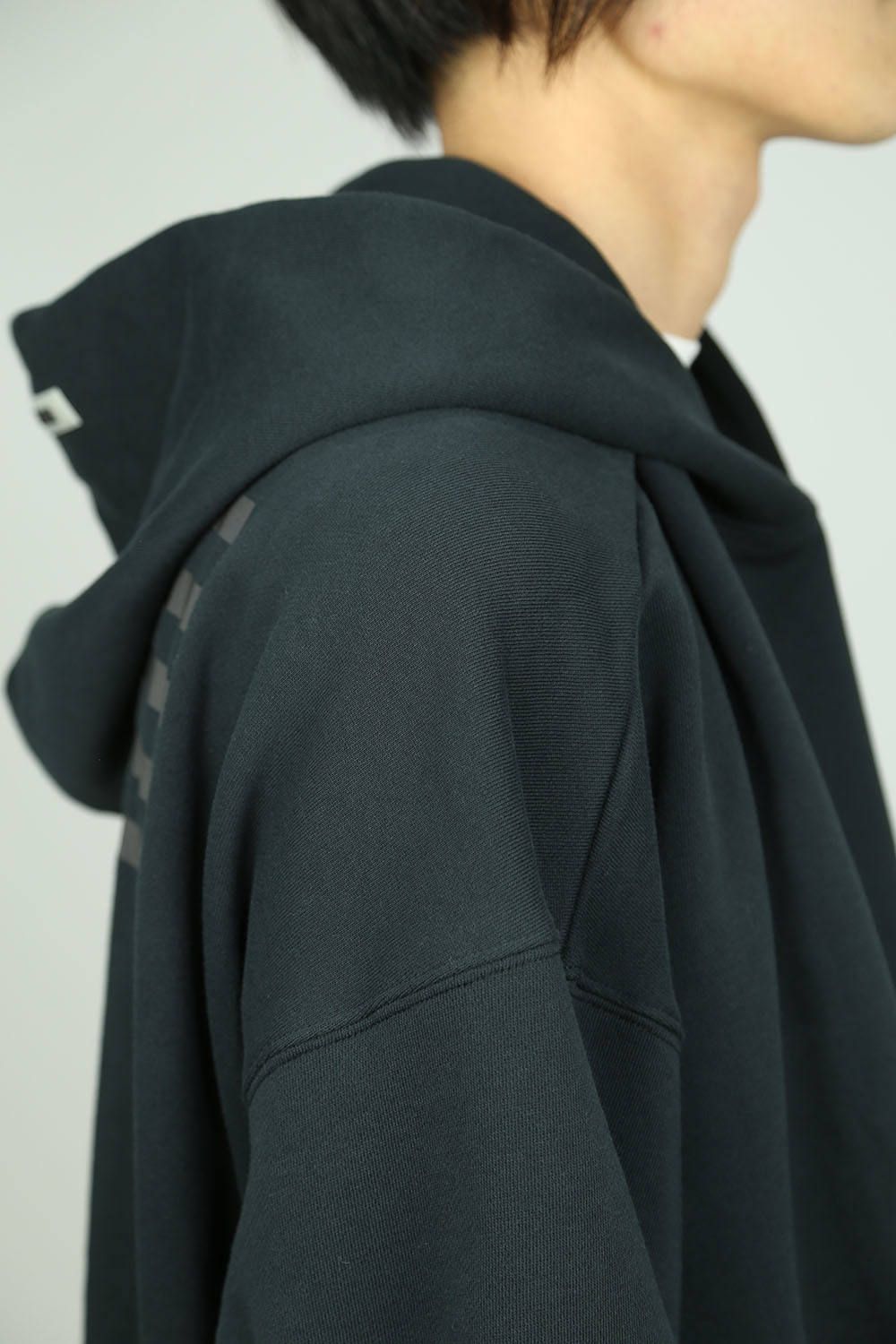 FOG ESSENTIALS - 【FOG ESSENTIALS x TMC】HOODIE / ブラック FOG ESSENTIALS - 【FOG ESSENTIALS x TMC】HOODIE / ブラック