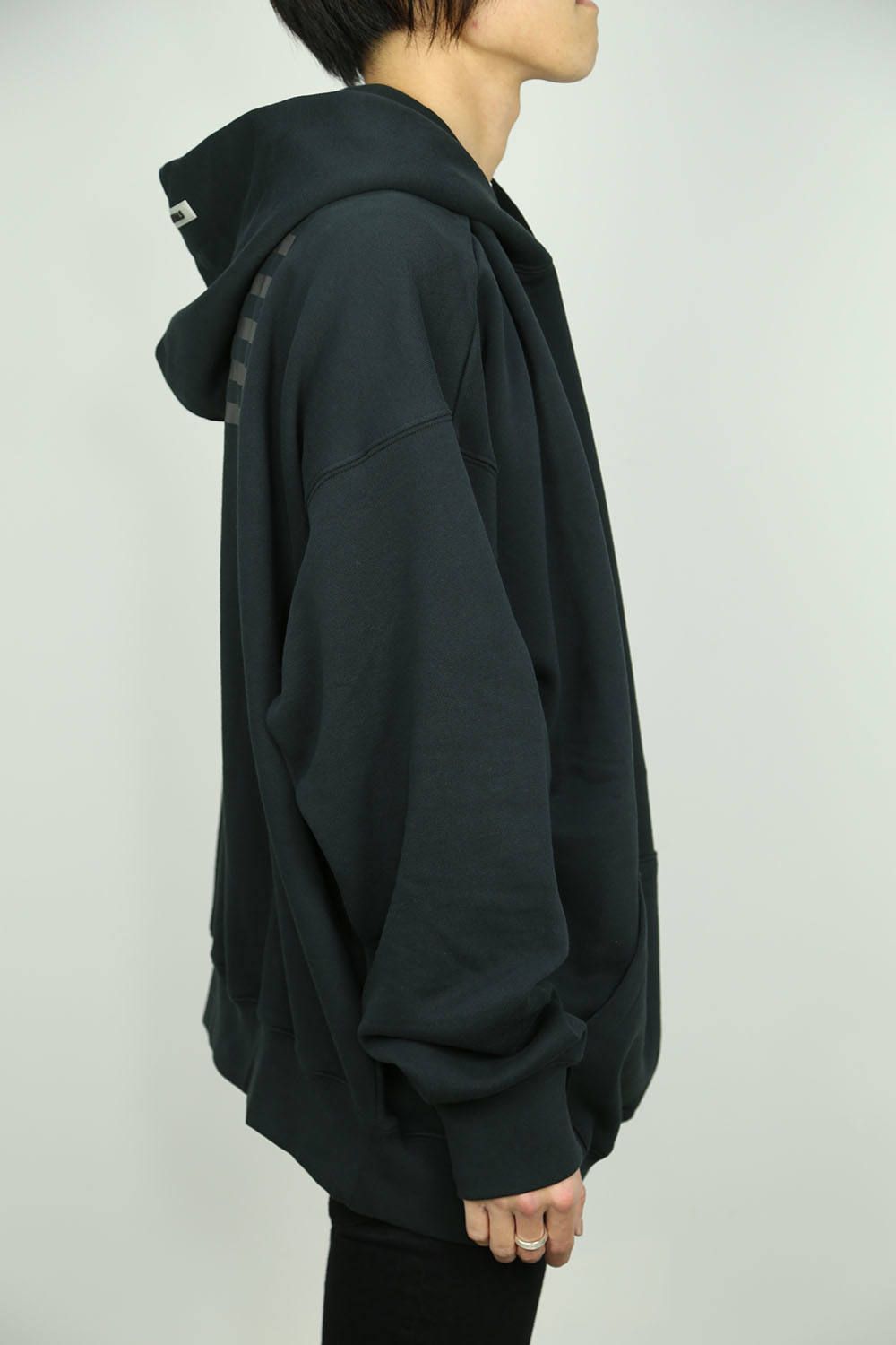 FOG ESSENTIALS - 【FOG ESSENTIALS x TMC】HOODIE / ブラック FOG ESSENTIALS - 【FOG ESSENTIALS x TMC】HOODIE / ブラック